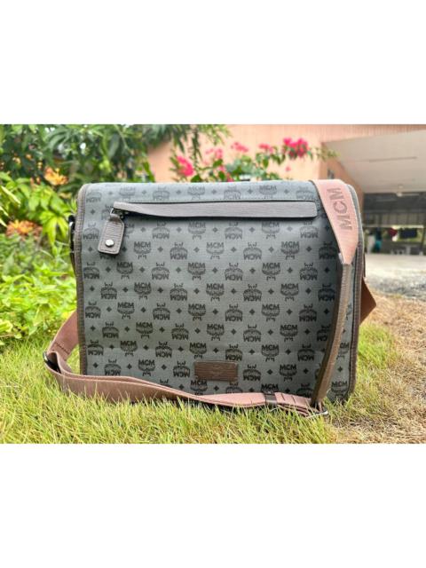 MCM Authentic MCM Visetos Medium Messenger Bag | tamayaku | REVERSIBLE